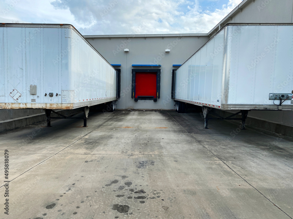 Foto de truck loading bay dock warehouse empty tailor containers load ...