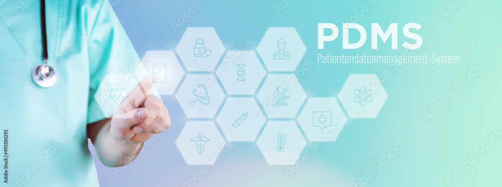 PDMS (Patientendatenmanagement-System). Männlicher Arzt zeigt mit ...
