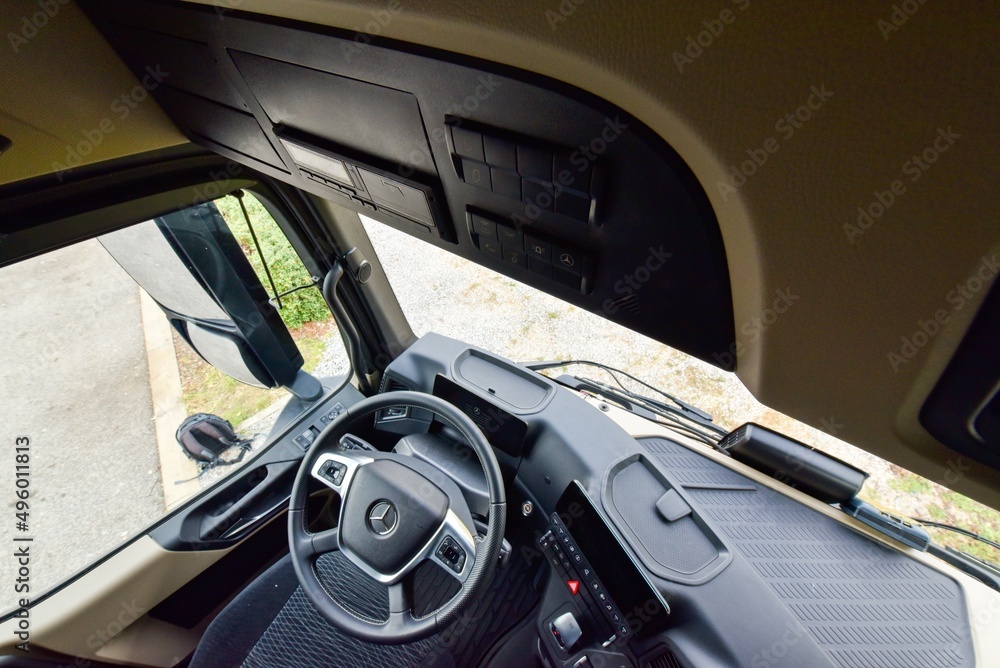 Mercedes-Benz Actros F. Economical tractor for truck transport. Cabin ...