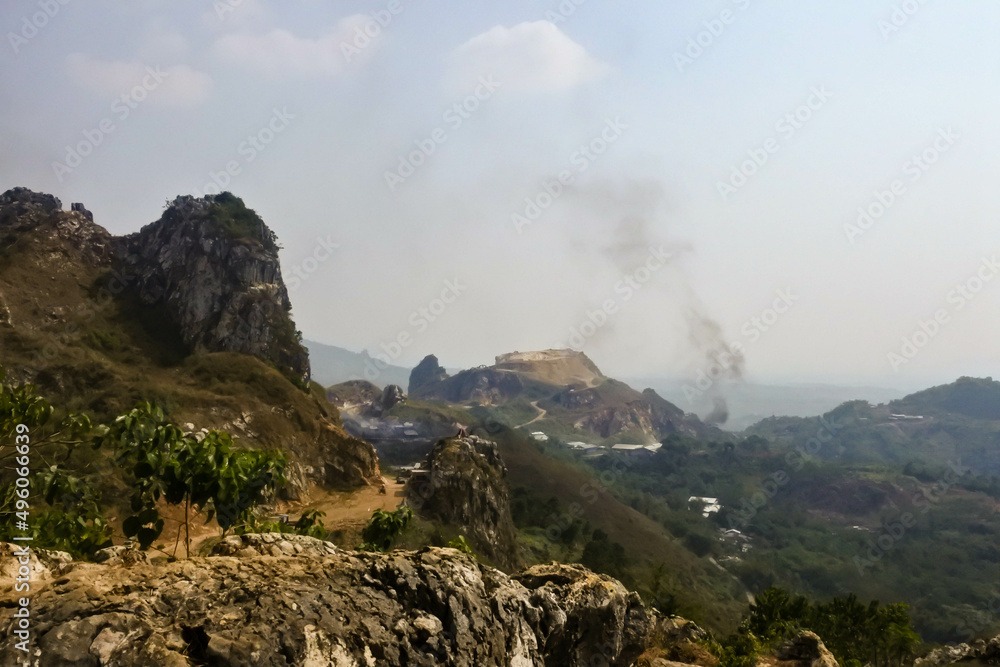 landscape gunung geopark di Indonesia dengan langit kebiruan dan gunung ...