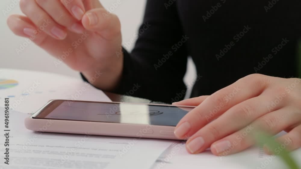 Vidéo Stock Digital signature on phone. Bussines woman signs on the ...