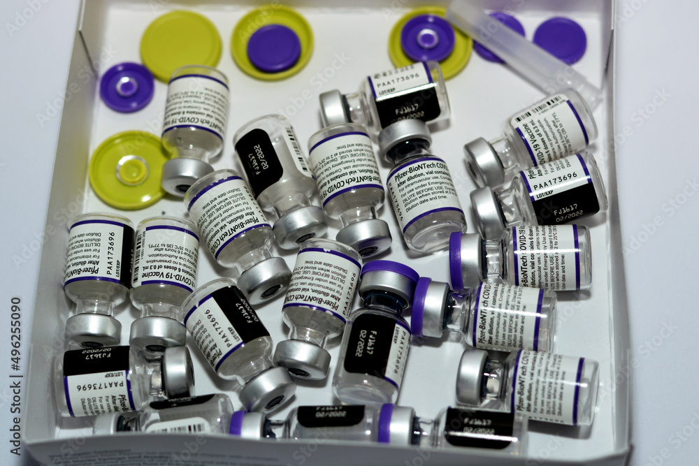 Foto de Cairo, Egypt, November 10 2021: Pfizer-BioNTech COVID-19 Vaccine for intramuscular ...