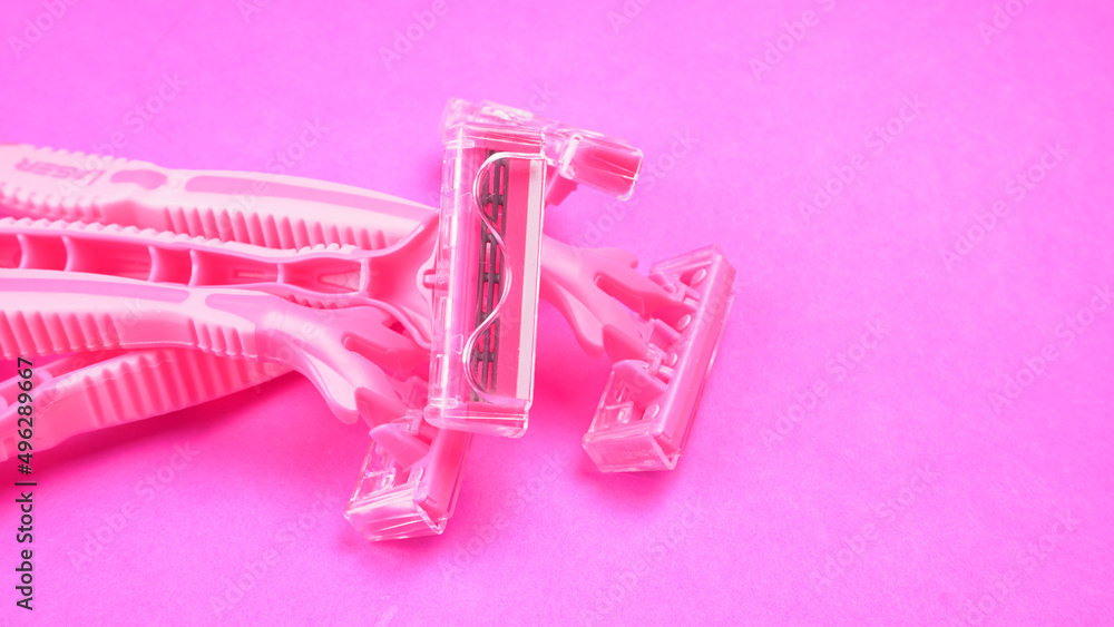 New pink disposable razors for safe shaving of female skin.Razor for ...