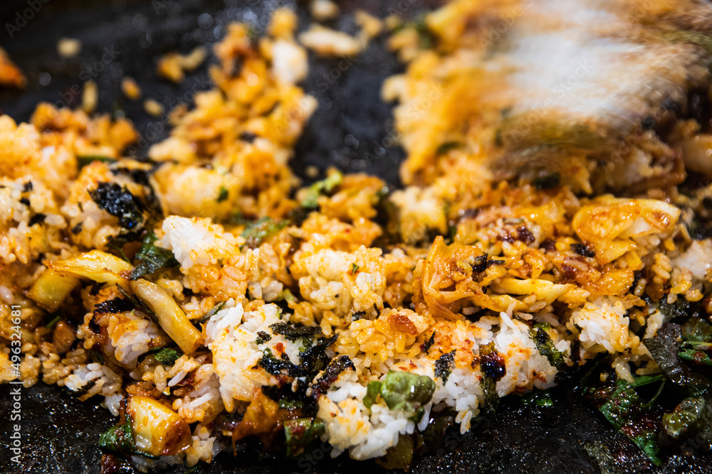 Fried rice with rice, vegetables, seaweed, gochujang, sesame oil, etc ...