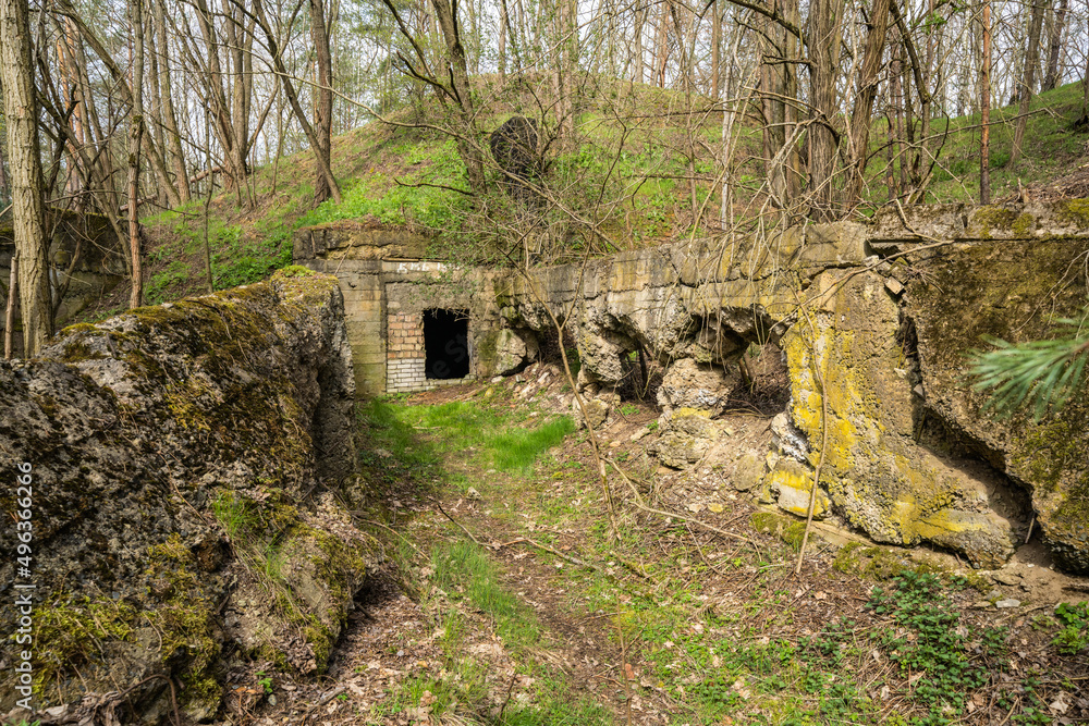Verlassener Ort: Eine alte russische Bunkeranlage. Unterirdische Lager ...