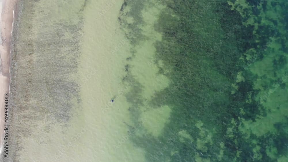 Luftaufnahme von Angler mit Fisch an Angel in Wathose im Wasser bei ...