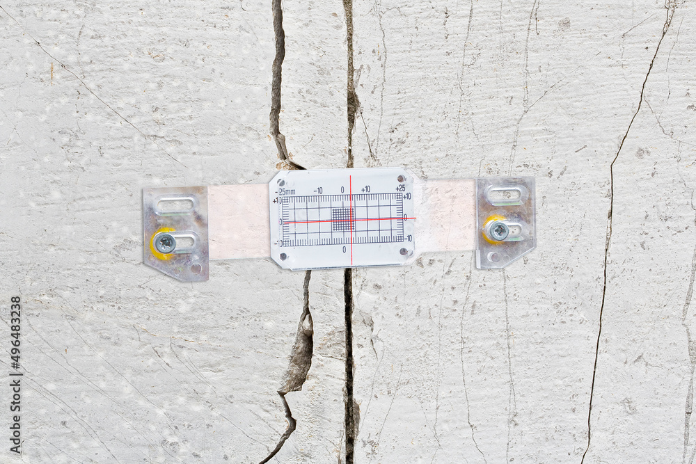 Fotka „Deep crack in a damaged old stone wall cause due to subsidence ...