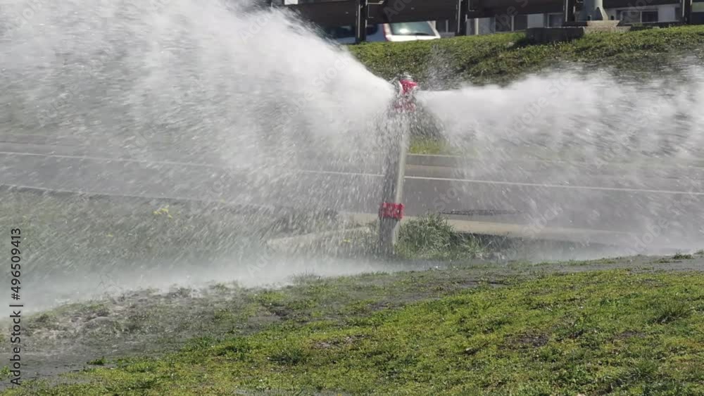 Broken Fire Hydrant Spraying Water at Park and Street zoom vídeo do ...