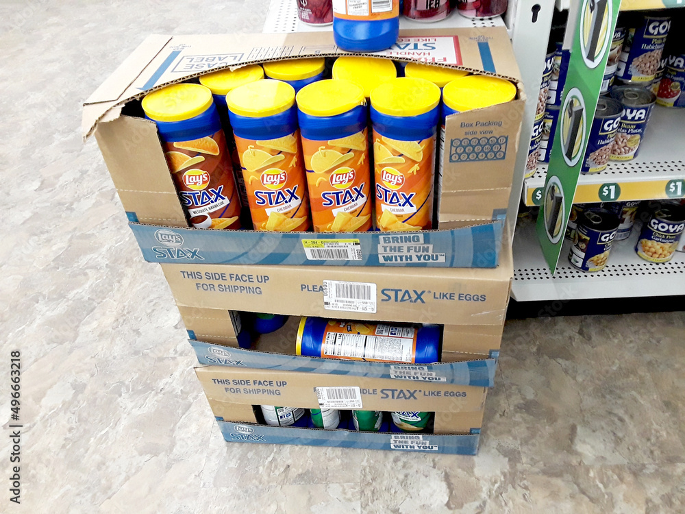 Foto de Dollar Tree Store-Boxes of Lays Potato Chips Stacked at the end ...