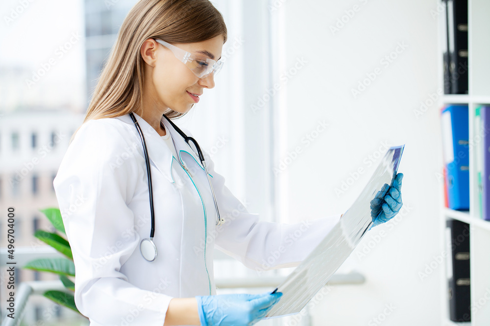 Foto de Doctor check up x-ray film of the brain by ct scan brain at ...