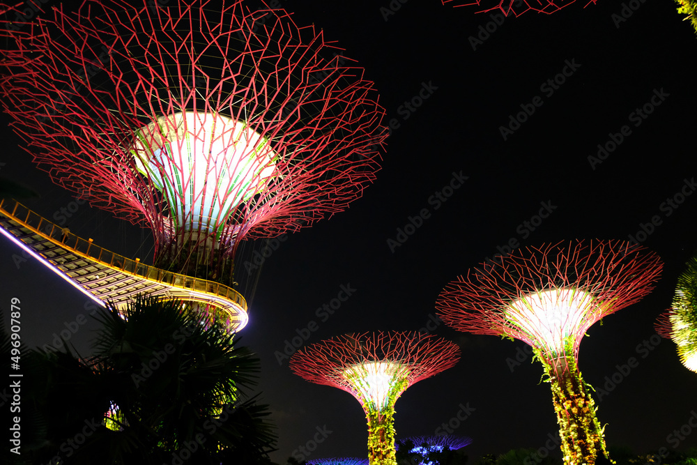Super Tree at Gardens by the Bay and Marina Bay Sands glow in the dark ...