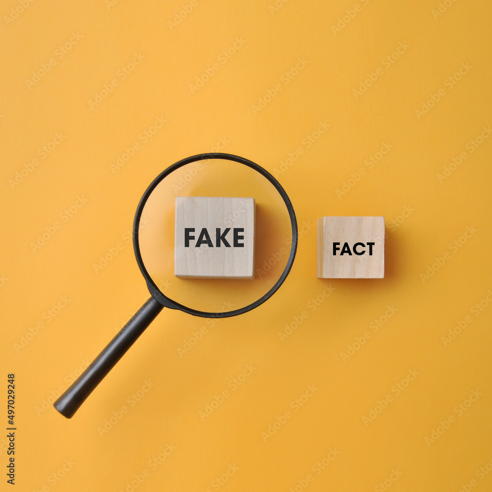 Foto de The words are fact and fake and a magnifying glass above it ...