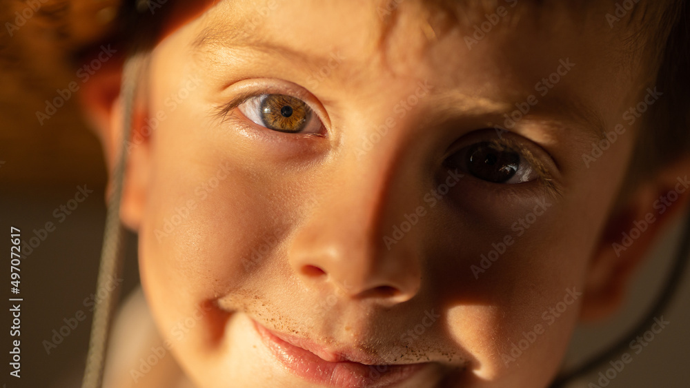 Mirada hermosa impactante penetrante fija de niño latino feliz ...