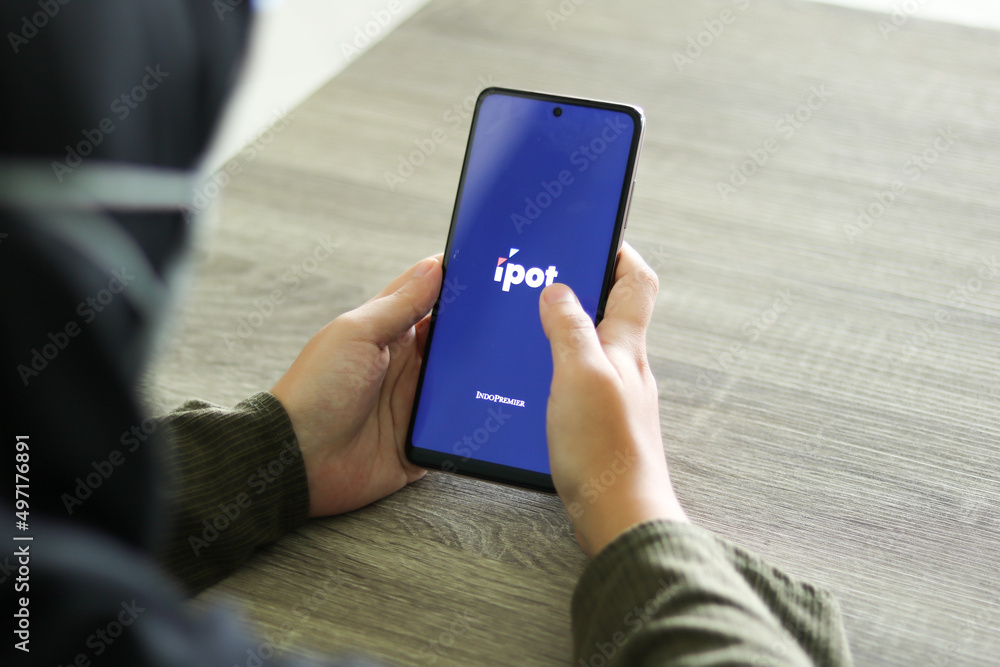 Foto de April 06, 2022, Yogyakarta, Indonesia: IPOT is a stock ...