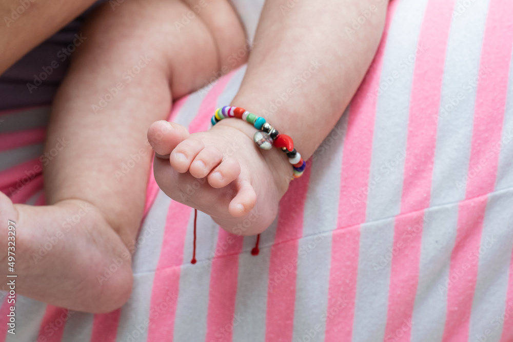 Foto de close up detail of the feet of a baby being carried by her ...