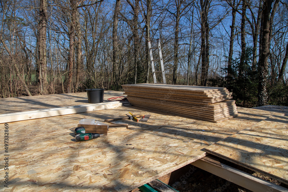 OSB-Platten liegen auf einem Dach zum verlegen Stock Photo | Adobe Stock