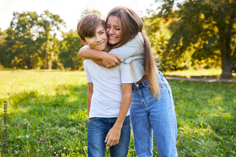Schwester umarmt glücklich ihren kleinen Bruder Stock Photo | Adobe Stock
