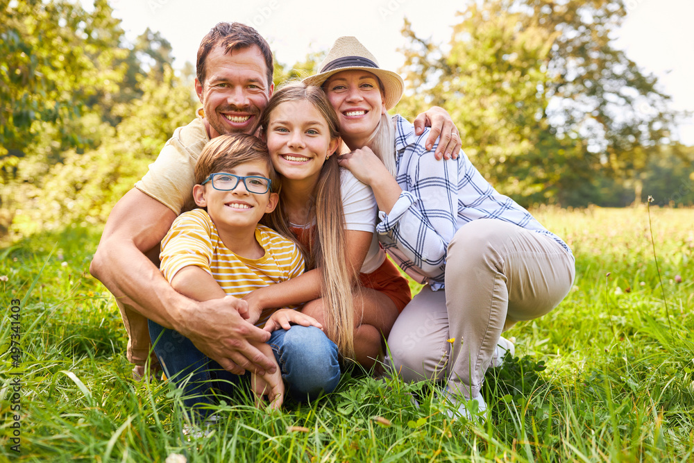 Glückliche Familie mit zwei Kindern umarmt sich Stock Photo | Adobe Stock