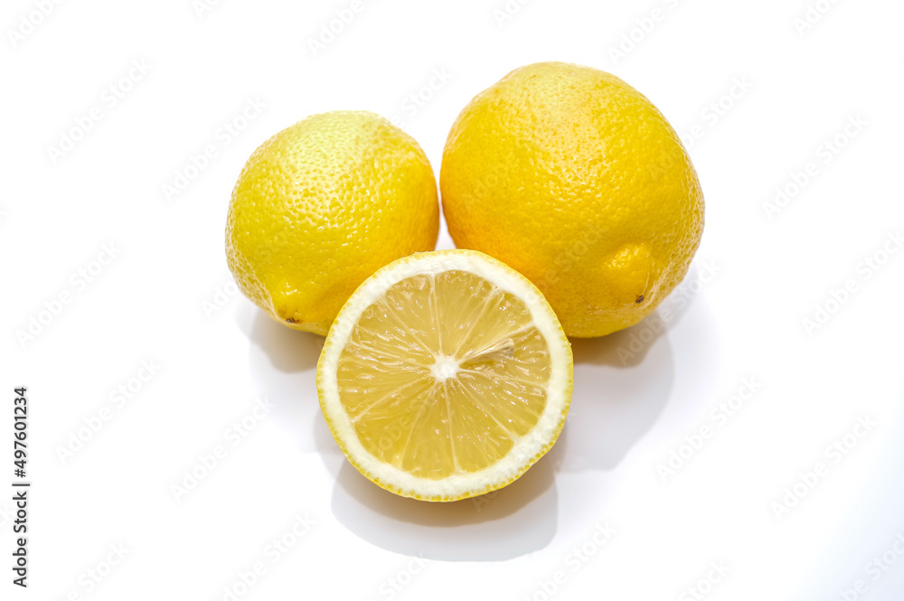 soczyste dojrzałe cytryny na białym tle foto de Stock | Adobe Stock