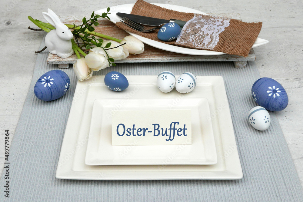 Festliche Tischdekoration zu Ostern. Teller, Besteck, Serviette und ...