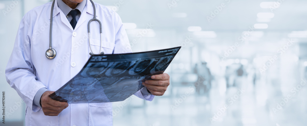 Orthopedic surgeon doctor examining patient's knee joint x-ray films ...