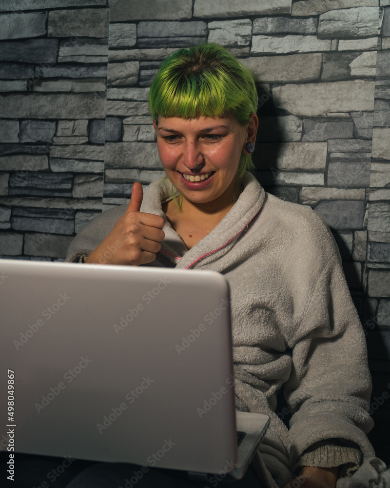 Mujer joven que trabaja con una computadora portátil. Mujer independiente que se conecta a ...