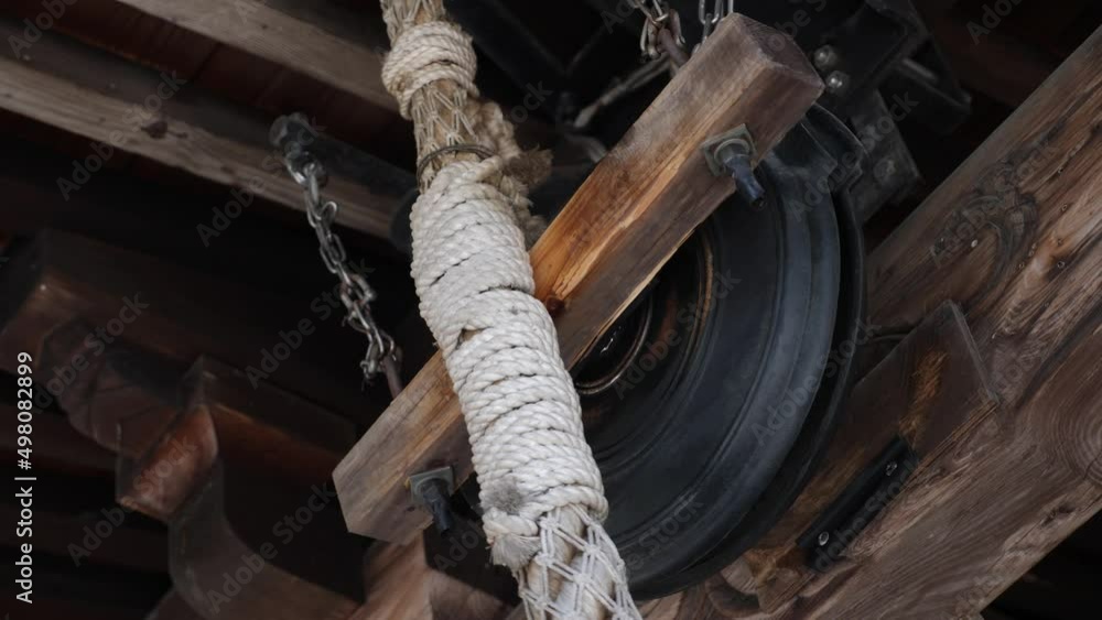 Video „Hitting the traditional ancient Japanese bronze bell with a wood ...