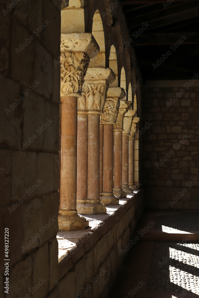columnas del románico en iglesia medieval Stock Photo | Adobe Stock