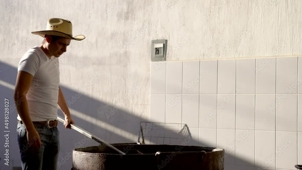 Muchacho señor trabajador preparando haciendo y cocinando rico y ...