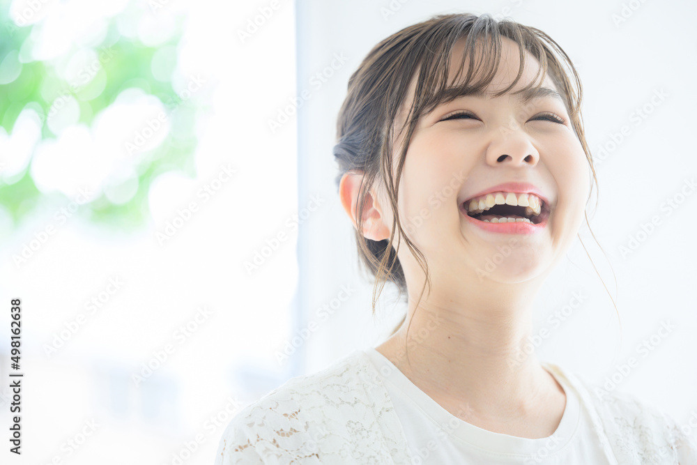 上を見上げる女性のアップ 笑顔 左にコピースペースあり Stock-Foto | Adobe Stock