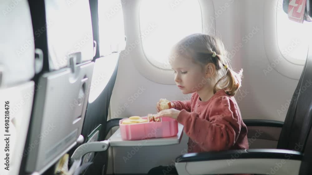 Video Stock 4 year old girl eating snacks from lunch box while ...
