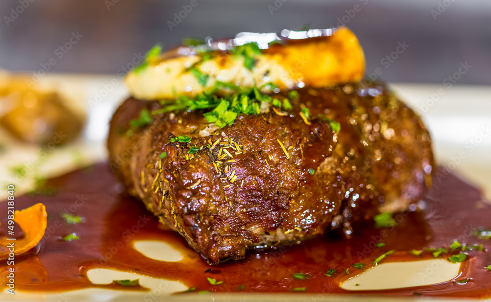 Tranche de foie gras poêlé sur filet de bœuf façon Rossini Stock Photo ...