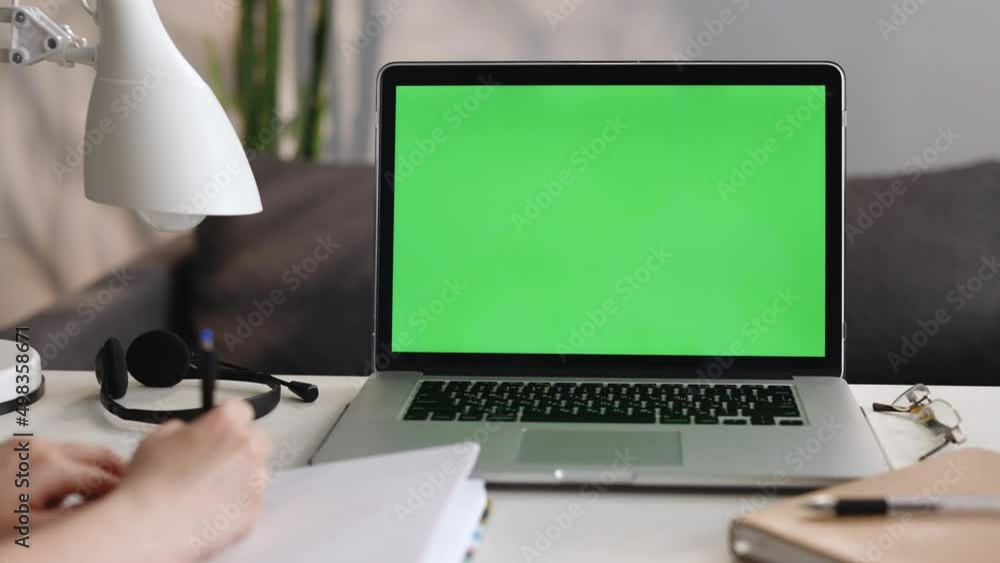 Video Stock Unrecognizable girl looking at green screen chroma key ...
