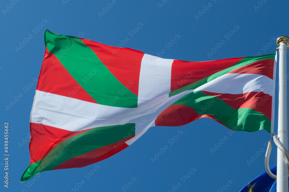 Drapeau basque qui flotte dans le ciel Stock Photo | Adobe Stock