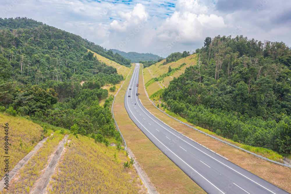 Foto de Aerial view of the new popular Temiang Pantai Highway. The ...