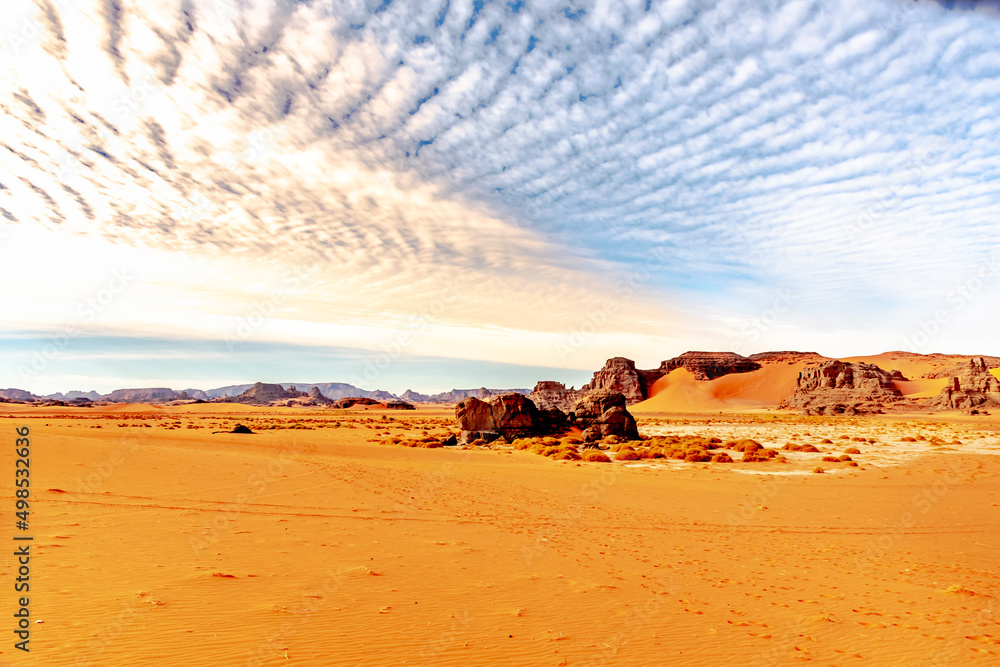 Foto de Sahara desert of Tadrart Rouge. Colorful sand, Rocky Mountains ...