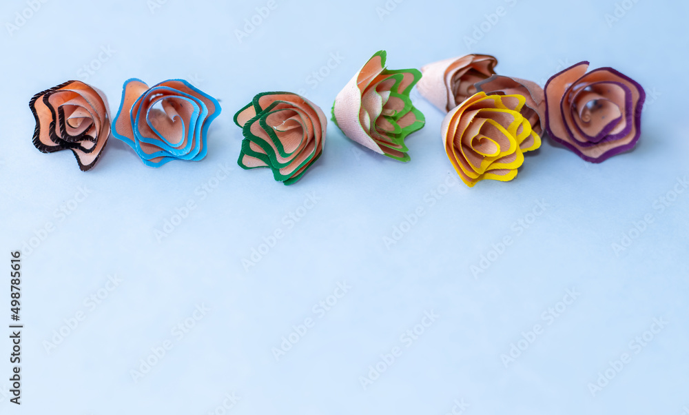 Foto de pencil shaving flowers, different colors, in a row on the top ...