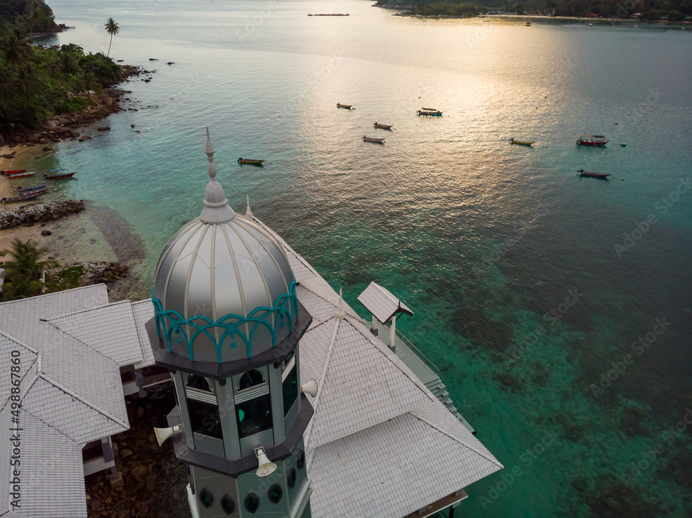 Foto de Ar Rahman Mosque at Perhentian Island overlooking the calm ...