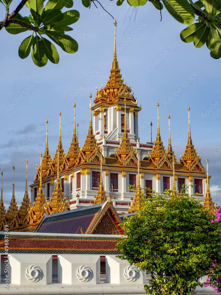 Fotka „Wat Ratchanaddaram Worawihan It is a unique temple in Thai ...