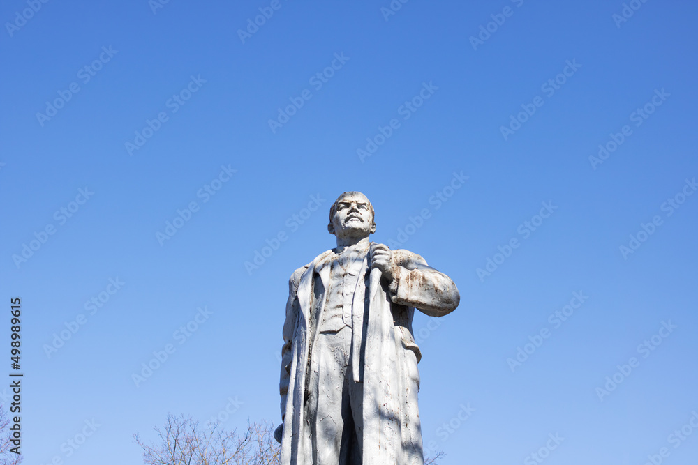 Belarus, Polotsk - 10 april, 2022: Statue of Lenin at the train station ...