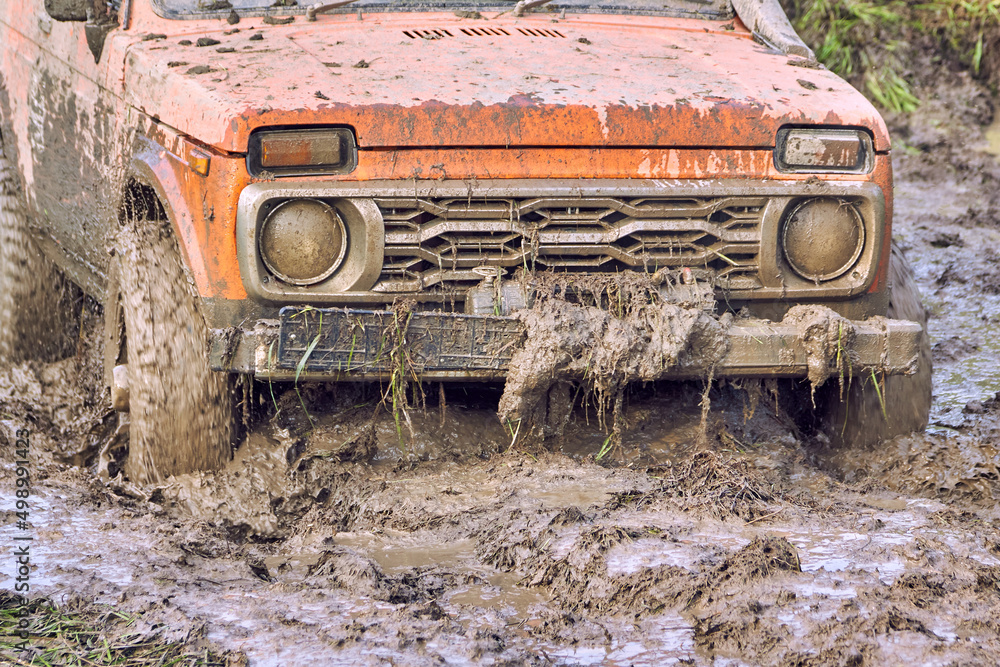An extreme vacation for the whole family. Mud splashes are flying in ...