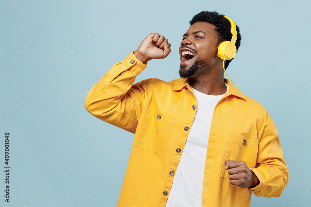 Foto de Young singer fun cool man of African American ethnicity 20s ...