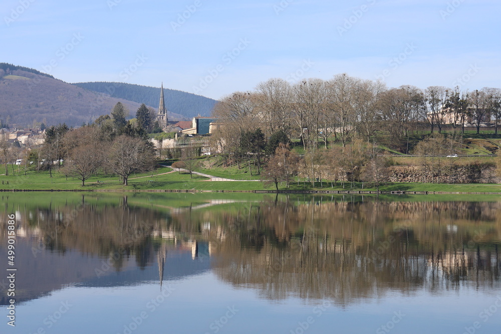Le plan d'eau du Vallon, ou lac du Vallon, étang, ville de Autun ...