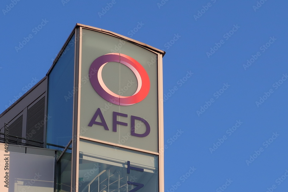 Logo de l’Agence Française de Développement (AFD) sur la façade de son ...