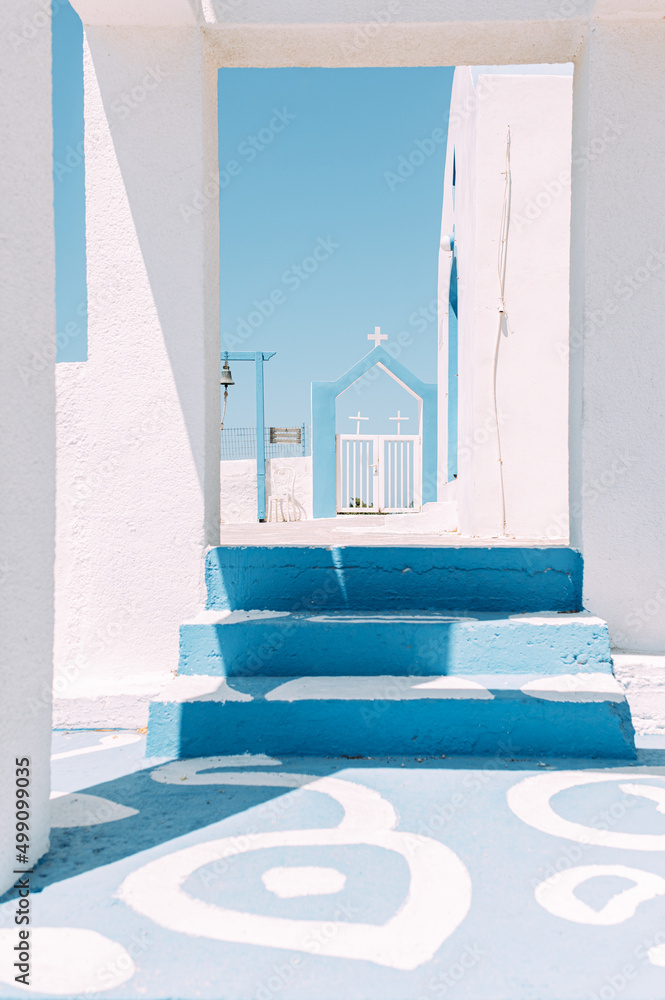 weisse Kirche mit blauen Kuppeln und Kreuz vor blauen Himmel in ... weisse Kirche mit blauen Kuppeln und Kreuz vor blauen Himmel in ...