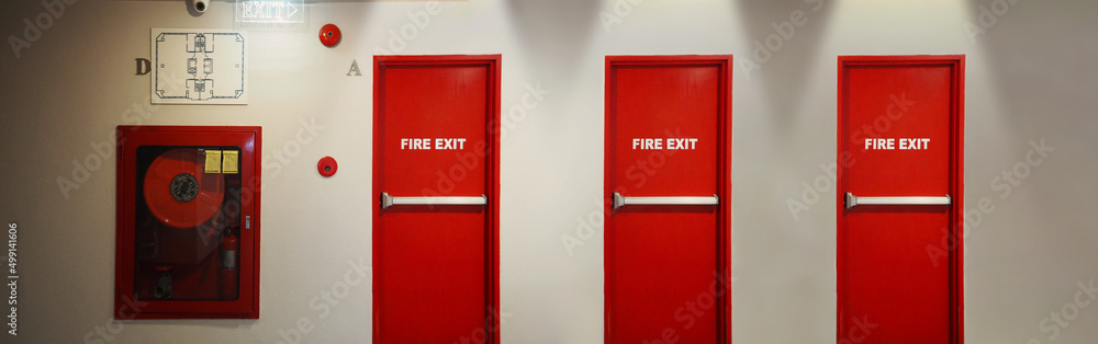 Foto Stock Fire exit door. Fire exit emergency door red color metal ...