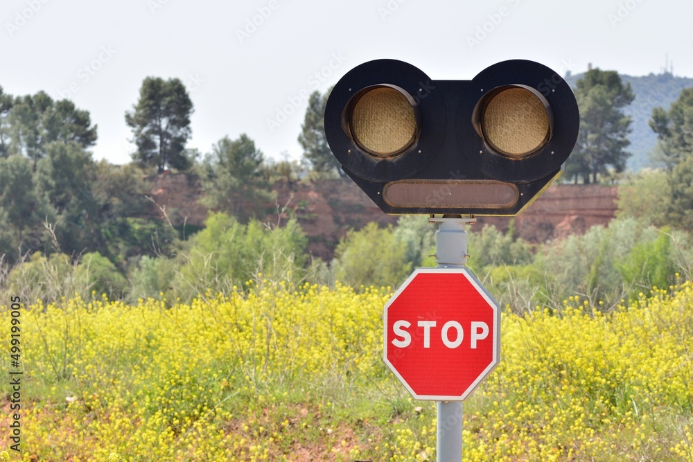 Fotka „Señal de stop con semáforo en un paso a nivel“ ze služby Stock ...