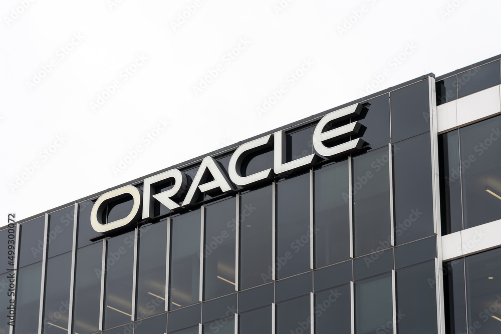 Foto de Austin, Texas, USA - March 17, 2022: Closeup of Oracle sign on ...