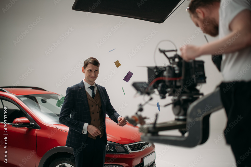 Foto de Professional male actor works in the frame on the set. Shooting ...