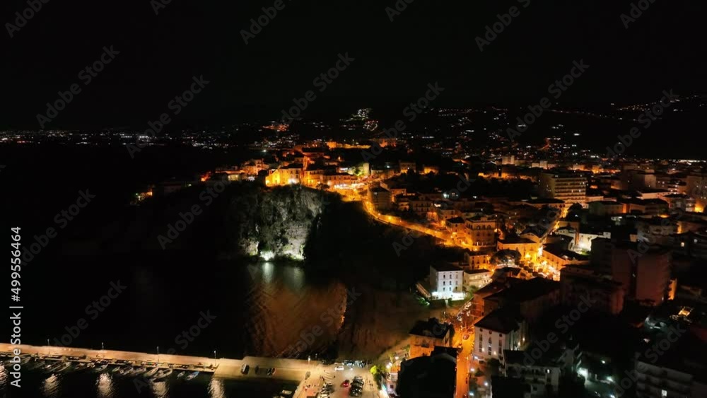 Il paese vecchio di Agropoli di notte. Vista aerea di Agropoli vecchia ... Il paese vecchio di Agropoli di notte. Vista aerea di Agropoli vecchia ...